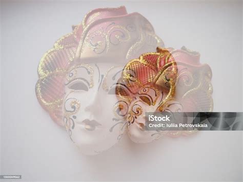 흰색 배경에 카니발 마스크 카니발 축제 의상 요소 파스텔 부드럽고 흐릿한 분위기 콜라주와 이중 노출 이탈리아와 베네치아 전통 0명에 대한 스톡 사진 및 기타 이미지 Istock