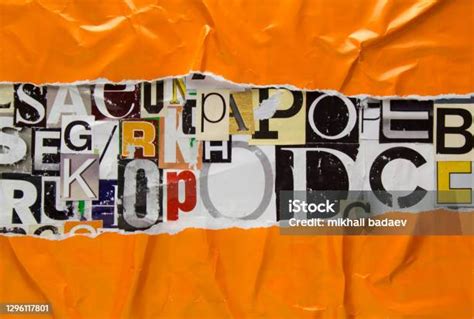 신문 잡지 편지와 숫자로 클리핑에서 콜라주에 찢어지고 구겨진 오렌지 종이 잡지에서 잘라 알파벳 문자에 찢어진 오렌지 종이 추상적 인 패션 배경 0명에 대한 스톡 사진 및