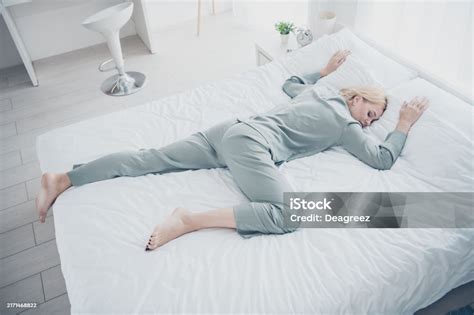예쁜 젊은 여자가 잠자는 파자마 흰색 인테리어 침실 아파트 실내의 전체 크기 사진 35 39세에 대한 스톡 사진 및 기타 이미지