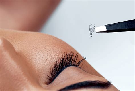 속눈썹 치료 치료 절차 염색 컬링 속눈썹에 대한 라미네이팅 및 확장 완벽한 신선한 피부와 긴 속눈썹을 가진 뷰티 모델 스킨케어 스파 및 웰빙 닫습니다 25 29세에 대한