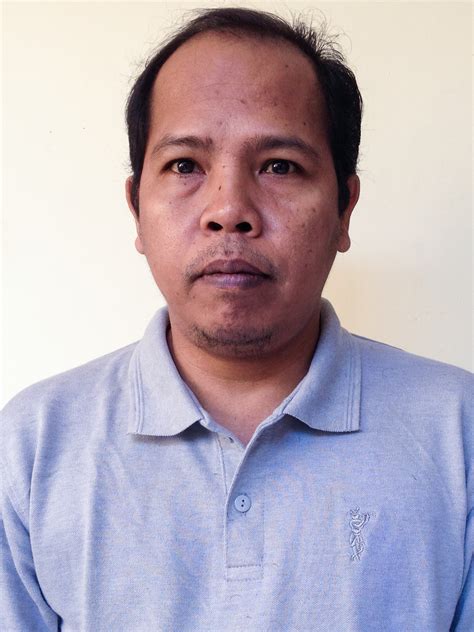 디지털 공간 오프너 어두운 반짝이는 보라색 노란색 빛나는 Wedjat 고대 이집트 상징 내부 직사각형 테두리 프레임 반짝이 반짝임 점과 선 4k해상도에 대한 스톡 비디오 및