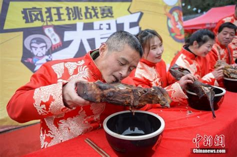 燻製食品大食い大会で王座目指し燻製魚にかぶりつく女性 中国 3 人民網日本語版 人民日報