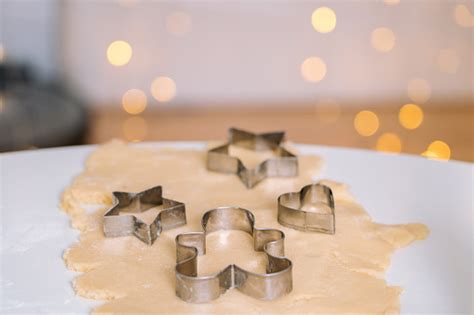 겨울 날에 집 부엌에서 크리스마스 진저 브레드 쿠키를 굽는 어린 아이들의 세부 사항 가정 주방에 대한 스톡 사진 및 기타 이미지 가정 주방 가정의 방 가족 Istock