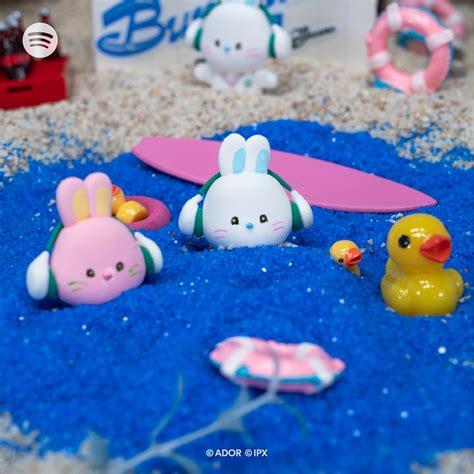 더쿠 뉴진스 새로운 토끼 캐릭터 공개 대형 인형 설치 예고