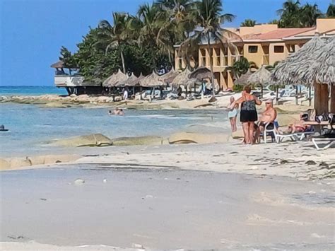 Lama A Reclama Bek Tur E Beach Cu Tin Entre Tamarijn Beach Resort Y Divi Divi