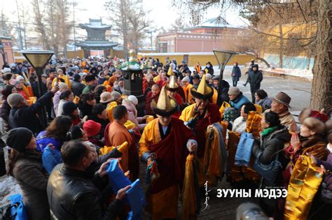 ФОТО Гандантэгчэнлин хийдийн Тэргүүн их хамба Д Жавзандорж ламыг сэнтийд нь залав