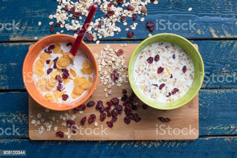 소박한 푸른 나무 배경에 건강 한 귀리와 콘플레이크 두 그릇의 상위 뷰 0명에 대한 스톡 사진 및 기타 이미지 0명 건강한 생활방식 건강한 식생활 Istock