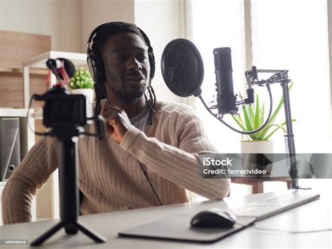 헤드폰에 오디오 블로그를 녹음하는 아프리카 계 미국인 남성 20 24세에 대한 스톡 사진 및 기타 이미지 20 24세 남성 남자 Istock