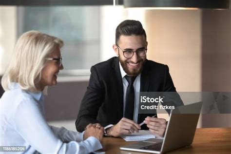 사무실에서 만나는 다양한 쾌활한 고객 및 회사 대표 남자 사업가에 대한 스톡 사진 및 기타 이미지 남자 사업가 고객 모임 Istock