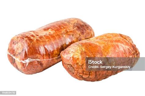 훈제 삶은 고기의 반원형 조각 분홍색 달콤한 향신료와 지방의 층 아름 다운 섬유 구조 흰색 배경에 고립 된 포장에 황금 고기에 대한 스톡 사진 및 기타 이미지 Istock