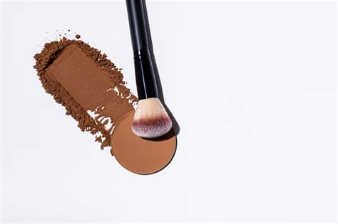 어둡고 컴팩트한 파우더의 세련된 샘플 파우더 블록 흰색 배경에 메이크업을 적용하기 위한 브러시 평면도 복사 공간입니다 0명에 대한 스톡 사진 및 기타 이미지 Istock