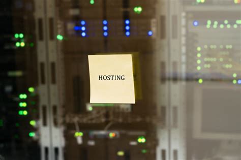 비문 호스팅은 컴퓨터 센터의 유리에 붙어 있습니다 정보 기술 개념입니다 서버실 벽에 색종이 스티커가 붙어 있습니다 0명에 대한 스톡 사진 및 기타 이미지 Istock