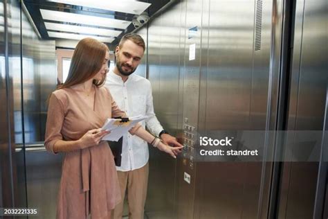 엘리베이터 안에서 남자와 여자는 사무실로 출근하는 길입니다 남자에 대한 스톡 사진 및 기타 이미지 남자 엘리베이터 여자 Istock