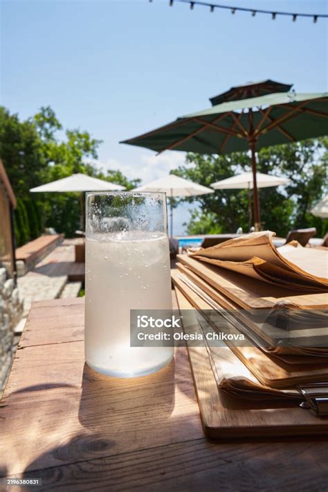 바 카운터에 놓인 아름다운 키 큰 레모네이드 잔 카페를 배경으로 근처에 메뉴판이 쌓여 있습니다 0명에 대한 스톡 사진 및 기타 이미지 Istock