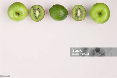 창작 배경을 다양 한 여름 열 대 과일 녹색 피트 니스 저녁 식사 식물 기반 다이어트 Frutarian 건강 한 음식 개념 먹기 감귤류 과일에 대한 스톡 사진 및 기타