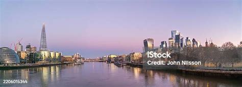 런던 영국 템즈 강과 주변 스카이 라인 이른 아침 블루 아워 파노라마 뷰 런던 잉글랜드에 대한 스톡 사진 및 기타 이미지 런던 잉글랜드 파노라마 황혼 Istock