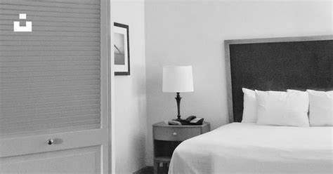 침대에 흰색 침대 린넨 사진 Unsplash의 무료 회색 이미지