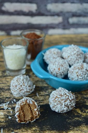 나무 배경에 견과류 씨앗 코코넛 플레이크를 곁들인 홈메이드 생 아보카도 초콜릿 트러플 0명에 대한 스톡 사진 및 기타 이미지 0명 견과 구 Istock