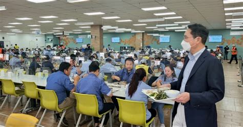 멕시코 공장 구내식당서 떡만둣국 먹은 이재용 현장경영 가속화