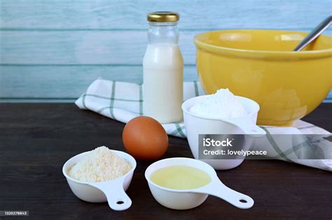 부엌 나무 테이블에 집에서 만든 브라질 치즈 빵을 굽기위한 재료 밀가루에 대한 스톡 사진 및 기타 이미지 밀가루 식용유 측정 Istock