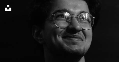 안경을 쓴 남자의 흑백 사진 사진 Unsplash의 무료 이슬라마바드 이미지