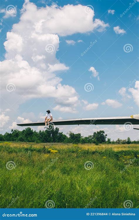 Cierre De Un Ala De Un Avión Estrellado El Marco Metálico Y Las Partes Internas Son Visibles