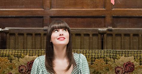 소파에 앉아 책을 읽고 있는 여자 사진 Unsplash의 틴에이저 이미지