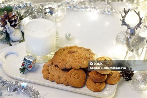 진저 쿠키와 사슴 화 환 및 반짝이 크리스마스 장식된 테이블에 쟁반에 산타에 대 한 우유 0명에 대한 스톡 사진 및 기타 이미지 0명 나무 반짝이 조각 Istock