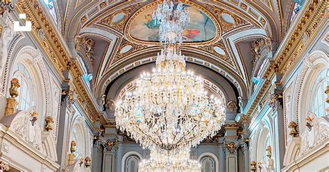 큰 방의 천장에 매달려있는 샹들리에 사진 Unsplash의 무료 층 이미지 큰 방의 천장에 매달려있는 샹들리에 사진 Unsplash의 무료 층 이미지