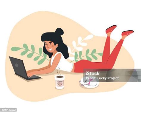 커피와 고양이와 흰색 배경에 집에서 컴퓨터에서 작업 하는 여자의 벡터 그림 학습 지식의 개념 프리랜서 작업 개념에 대한 스톡 벡터 아트 및 기타 이미지 Istock