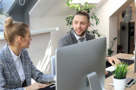 현대적인 사무실 공간에서 데스크톱 컴퓨터에서 작업하는 젊은 비즈니스 인력 개발에 대한 스톡 사진 및 기타 이미지 개발 계획