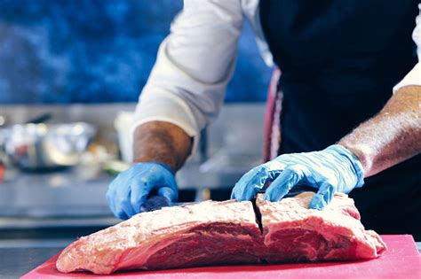 부엌 요리사 절단 보드 가까운 신선한 생고기 정육점의 절단 고기에 돼지고기를 절단 하는 정육점 고급 요리에 대한 스톡 사진 및 기타 이미지 Istock