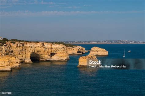 라고스 마을 알가르베 지역 포르투갈 근처의 아름다운 만 절벽 하얀 모래 청록색 바다가있는 아름다운 해변 포르투갈어 랜드 마크 인기있는 여행 목적지 0명에 대한 스톡 사진 및