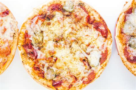 나무 테이블에 녹는 치즈와 맛있는 신선한 뜨거운 이탈리아 피자 조각 수제 피자를 가까이에서 만드시면 됩니다 햄 피자 탑 뷰 고추