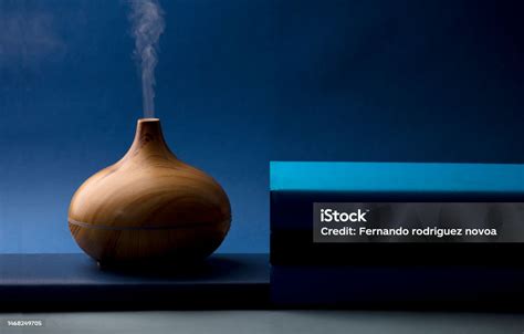 거실의 회색 테이블에 다양한 범위의 파란색을 가진 천연 오일 증기가 있는 나무 기화기 0명에 대한 스톡 사진 및 기타 이미지 0명 가습기 문자 Istock