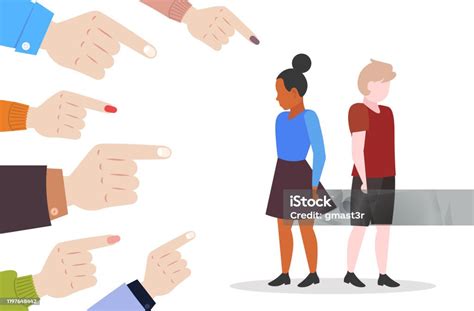 우울한 아이들은 혼합 인종 소녀와 소년 동료 폭력 피해자를 가리키는 학교 친구들의 손가락에 둘러싸여 괴롭힘을당하고 괴롭힘 조롱 공공 비승인 개념 전체 길이 인종차별에 대한