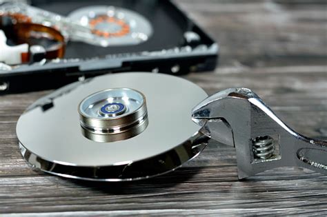 조정 가능한 스패너 렌치와 Hdd 플래터 하드 디스크 드라이브 분해 손상된 구성 요소 컴퓨터 유지 보수 복구 데이터 지우기 데이터 킬러 소프트웨어 개념 0명에 대한 스톡