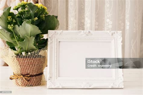 화이트를 디지털 형상 디스플레이 이랑 바다 재고 사진 이랑 다채로운 데스크톱 모의 스타일 프레임 모의 노랑 분홍입니다 흰색 배경 빈 자리 복사 공간입니다 착 색 빈티지 0