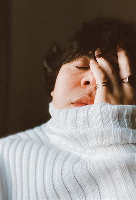 감기 두통 몸이 좋지 않다 수직 쐈어 얼굴 여성 터틀넥 스웨터에 관한 무료 스톡 사진