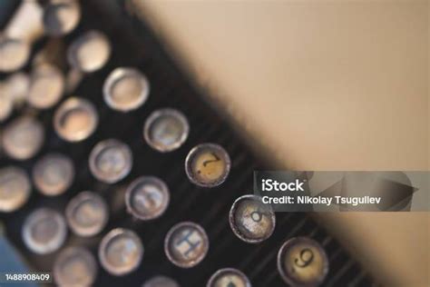 키릴 문자 키보드가 있는 빈티지 타자기 공예 종이의 빈 페이지에 텍스트 편지 쓰기 구식 작가 기계 책을 쓰고 편지를 인쇄하는 손의 모습 0명에 대한 스톡 사진 및 기타