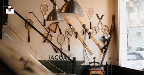 다양한 종류의 스포츠 장비로 가득 찬 방 사진 Unsplash의 무료 실내 이미지