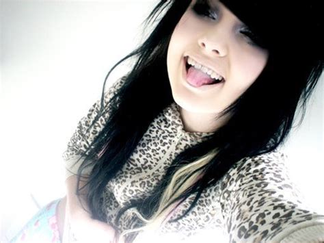 Фото Девушка показывает язык