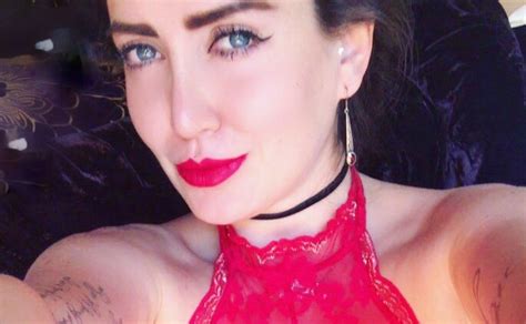 Celia Lora Deja Su Pecho Al Descubierto Mientras Usa Una Tanga Roja