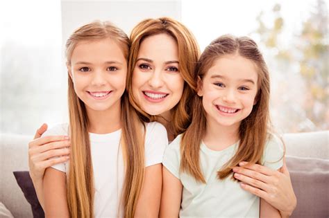 좋은 귀여운 사랑 스러운 애 교 매력적인 매력적인 명랑 한 명랑 한 꿈꾸는 듯한 금발 사람들 엄마 엄마 엄마 결합의 포옹 나눠 여자 집에서 실내 근접 초상화 3 명에 대한