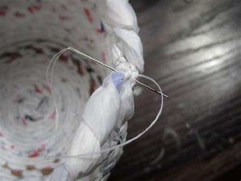 Artesanato Com Reciclado Como Fazer Um Cesto Usando Sacolas Plásticas Revista Artesanato