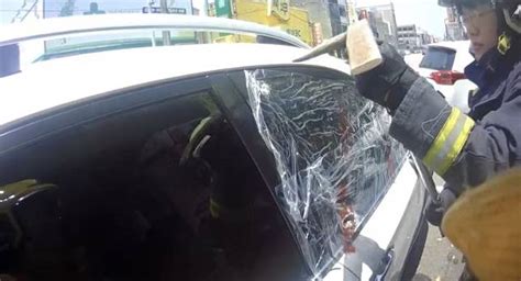 粗心媽媽下車購物車門意外反鎖 1歲童受困車內消防員破窗救人 中廣新聞網 Line Today