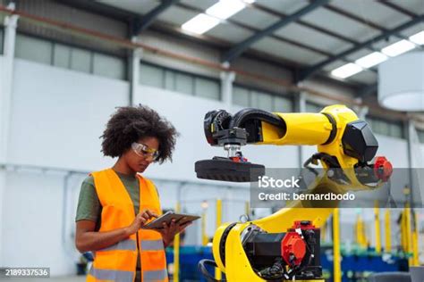 공장에서 로봇 팔을 프로그래밍하는 여성 산업 엔지니어 제조에 대한 스톡 사진 및 기타 이미지 제조 직업 로봇 Istock