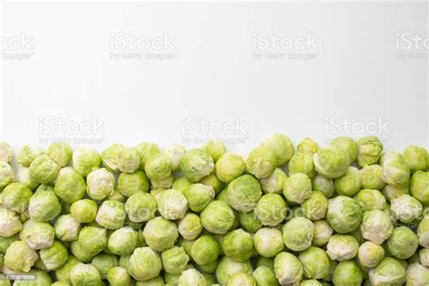 껍질을 벗기고 잘 익은 브뤼셀 콩나물은 흰색 배경에 테이블의 바닥에 펼쳐져 있습니다 0명에 대한 스톡 사진 및 기타 이미지 0명 건강한 생활방식 건강한 식생활