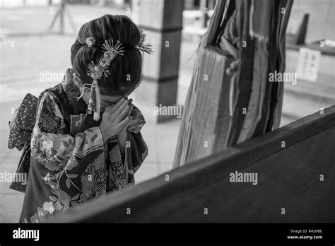 Fille En Kimono Blanc Banque D Images Noir Et Blanc Alamy