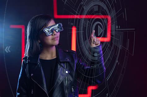 가상 현실의 안경에있는 젊은 멕시코 소녀 증강 현실 미래 기술 최종 메타버스 개념 십대에 대한 스톡 사진 및 기타 이미지 십대 홀로그램 10 11세 Istock